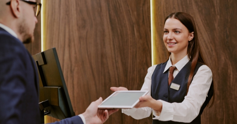 Hotel Advertising – Strategies, Tips and Examples (2026)